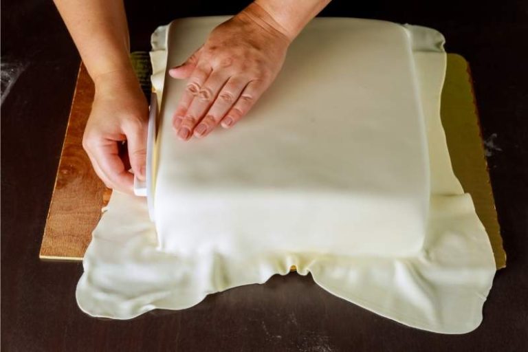 Baking and Frosting a Square Cake: A Complete How-To Guide – Baking ...
